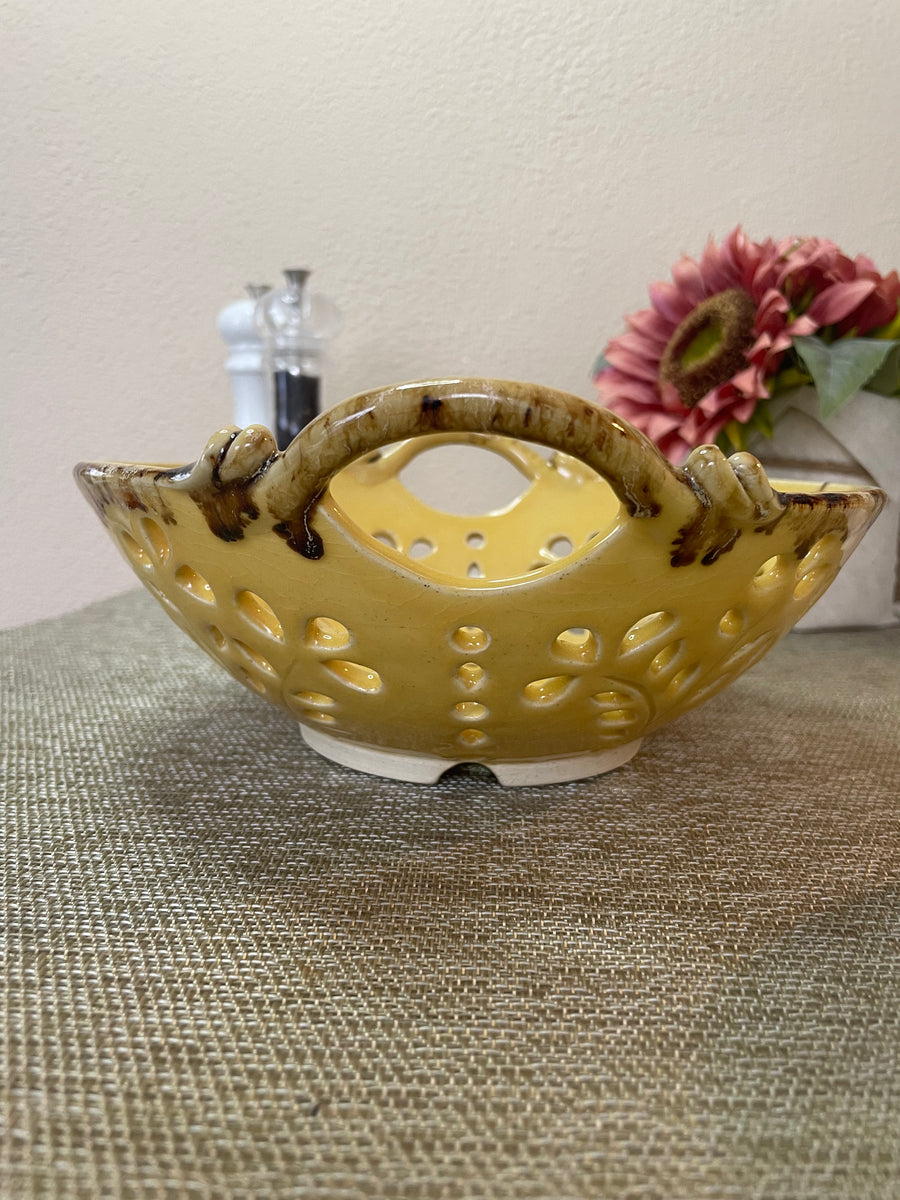 Yellow Colander with Brown Handle – YH Pottery